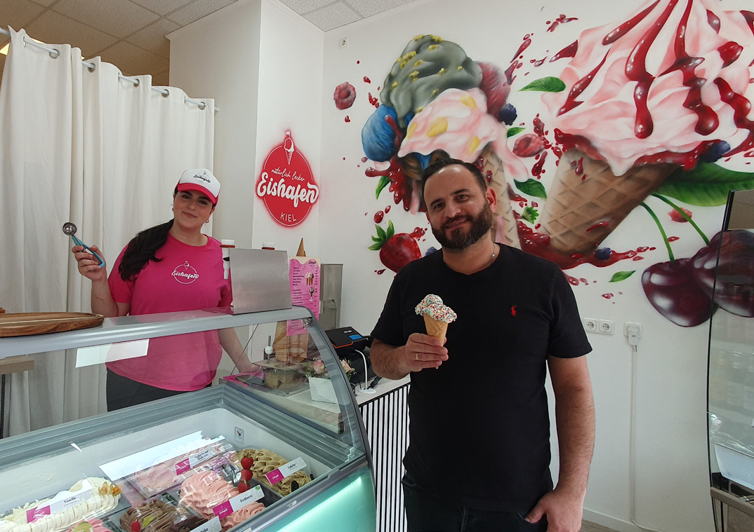 Eisgenuss im Eishafen an der Gablenzbrücke: Kugeleis, Spaghetti-Eis ...