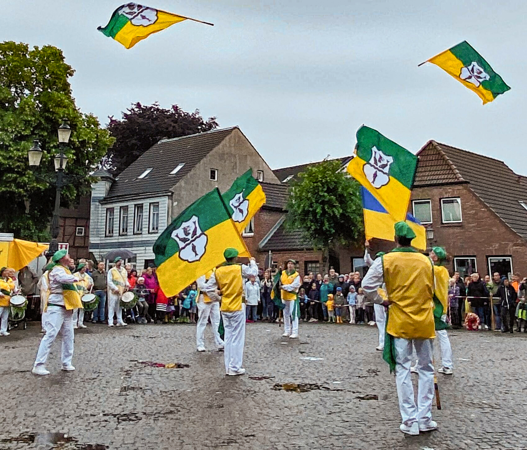 SHZ - Festumzug und Königsschießen: Alte Kremper Stadtgilde und viele ...
