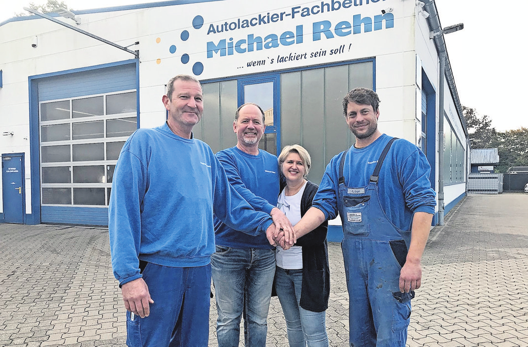 Der Autolackiermeister Michael Rehn und seine Frau Judith übergeben den ...